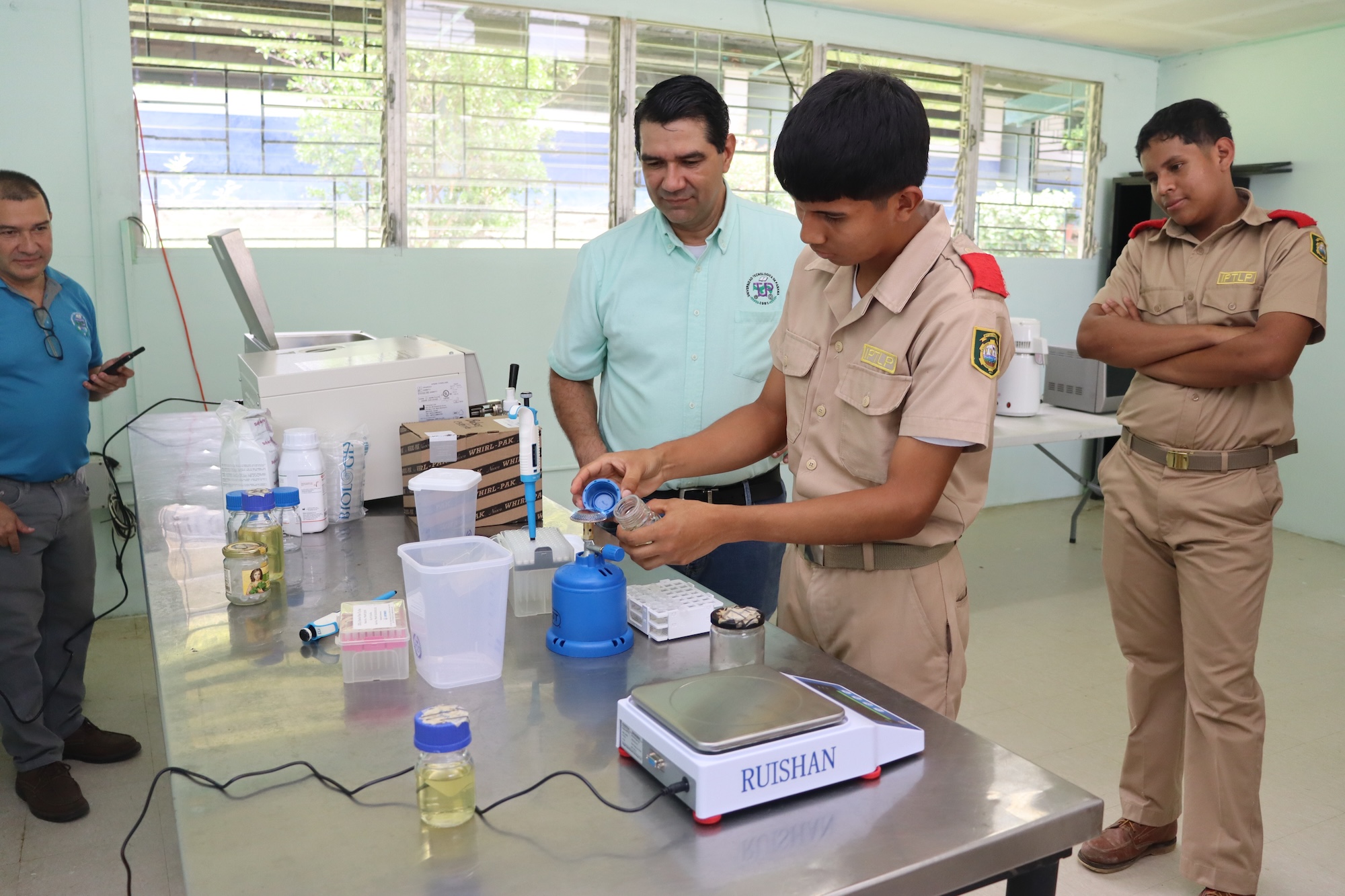 Promueven la inocuidad alimentaria a nivel de educación media con la instalación de laboratorios ...
